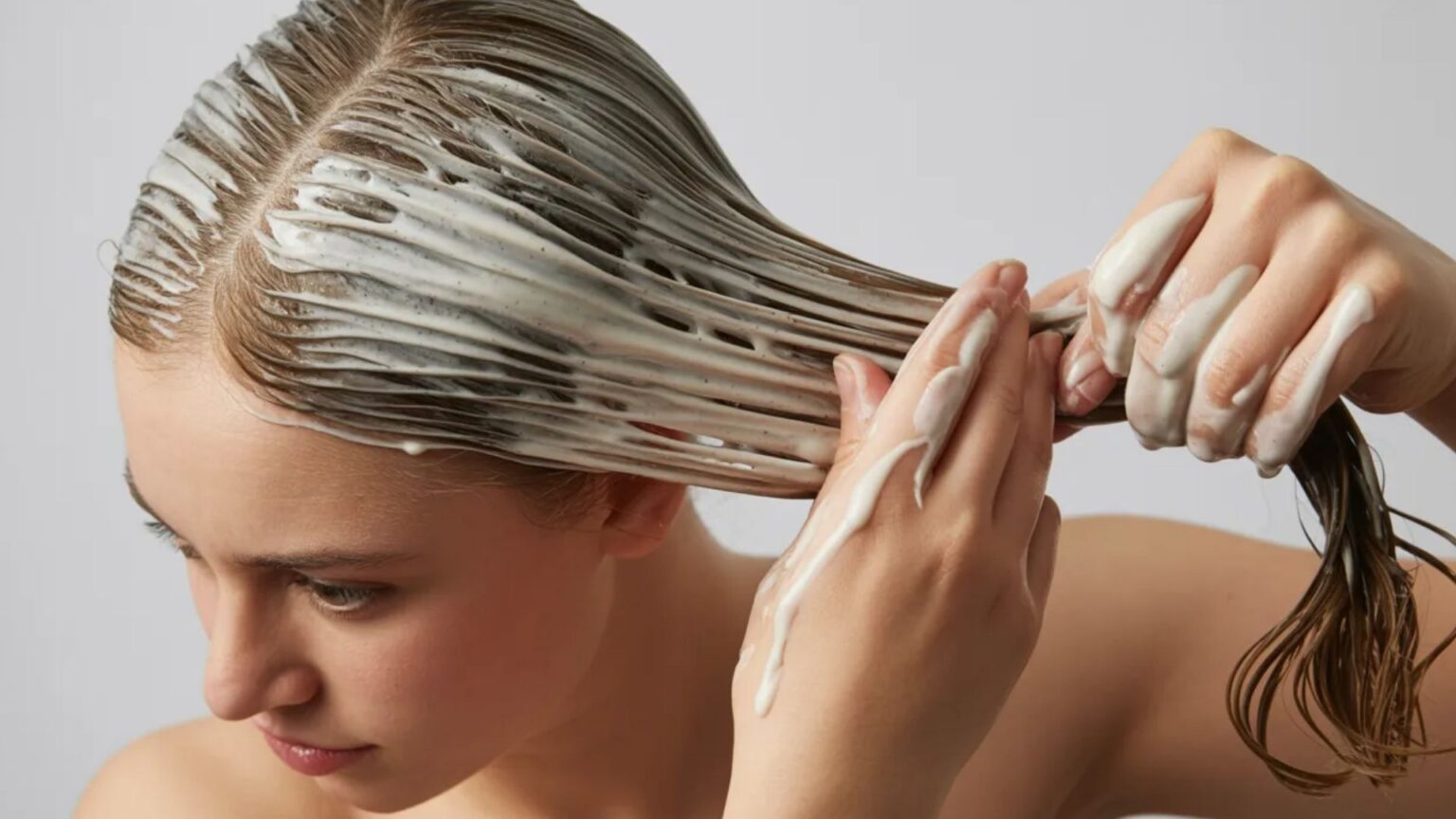 Bleach Bath for Hair: Refresh Color Without Damage | TheBeautyFoodie
